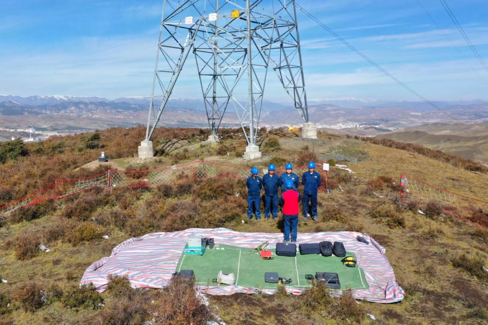 Gansu Successfully Completes First-ever Live-Line Work on 330 kV ...